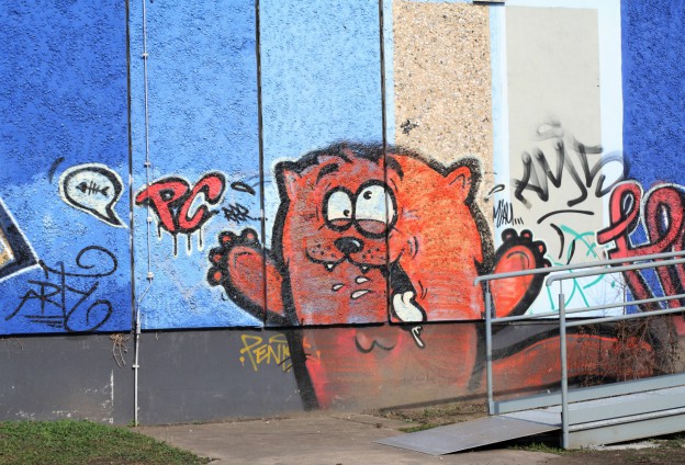 Graffiti bildlich: hungriger (?) Bär – Street Art in Halle (Saale)